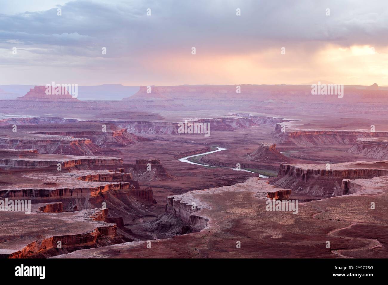 The Green River Overlook on the Island in the sky Mesa at Canyonlands ...