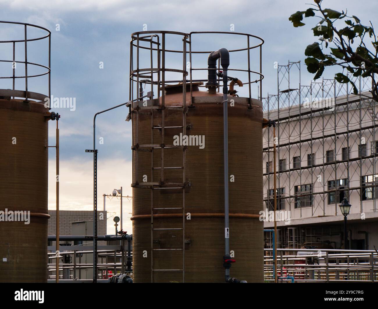 Exposed scaffolding hi-res stock photography and images - Alamy