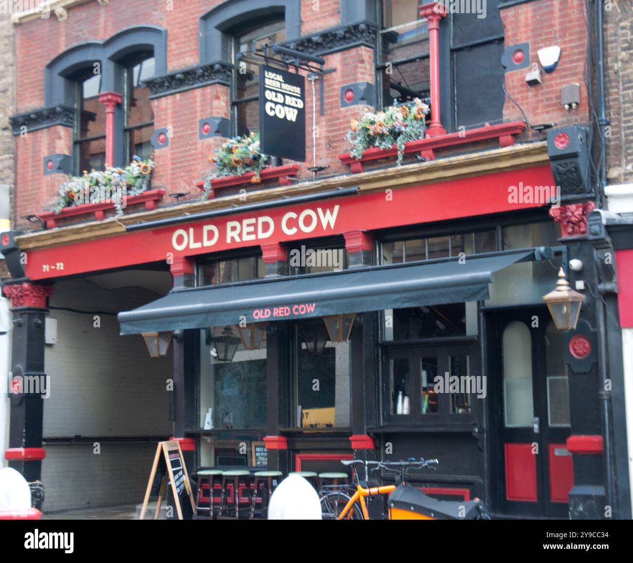 Old red cow pub hi-res stock photography and images - Alamy