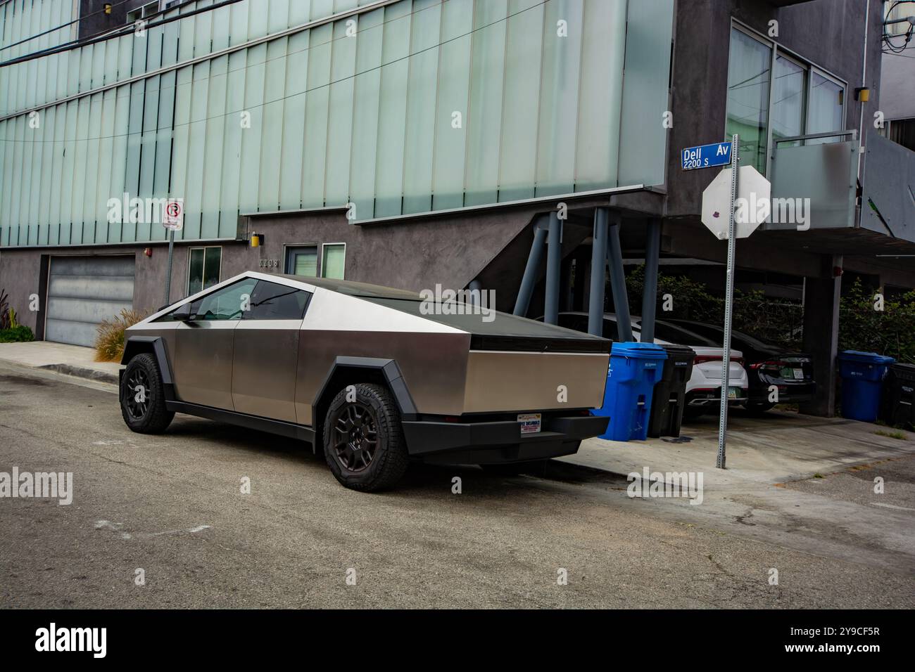 Los Angeles: Tesla Cybertruck standing in front of a building Stock ...