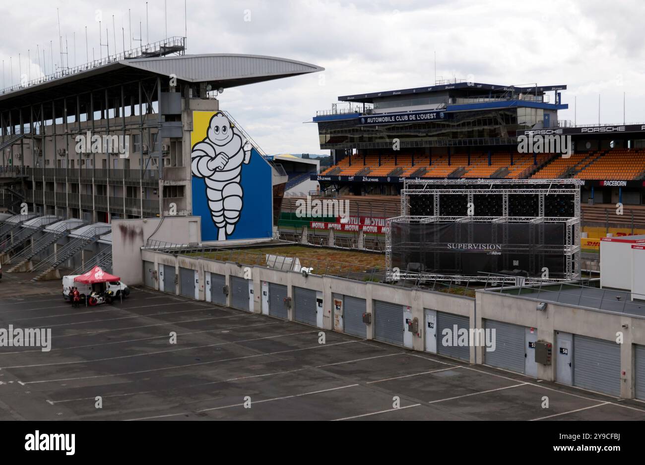 Looking at the back of the Pits and the Automobile Club De L'Ouest at ...