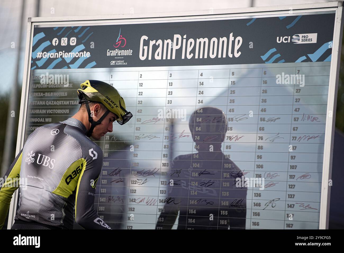Cyclists at the signature sheet during the 108th edition of the Gran ...