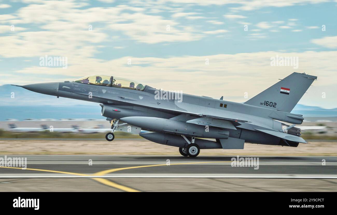 F-16 FIGHTING FALCON of the Iraq Air Force lands at Tucson ...