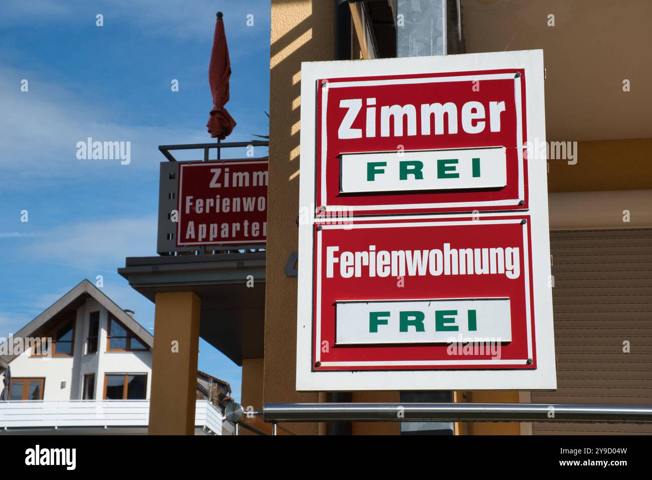 Schild Zimmer frei *** Free room sign Stock Photo - Alamy