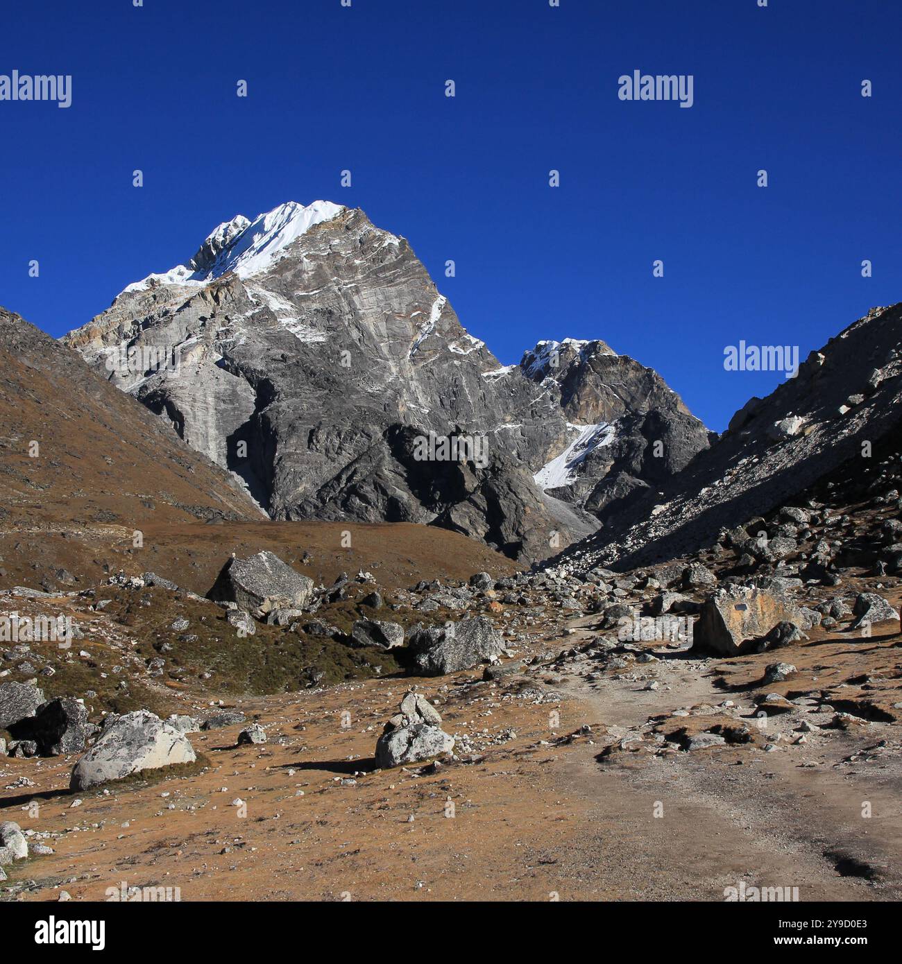 Trail leading towards Lobuche and Mount Lobuche East and the Everest ...