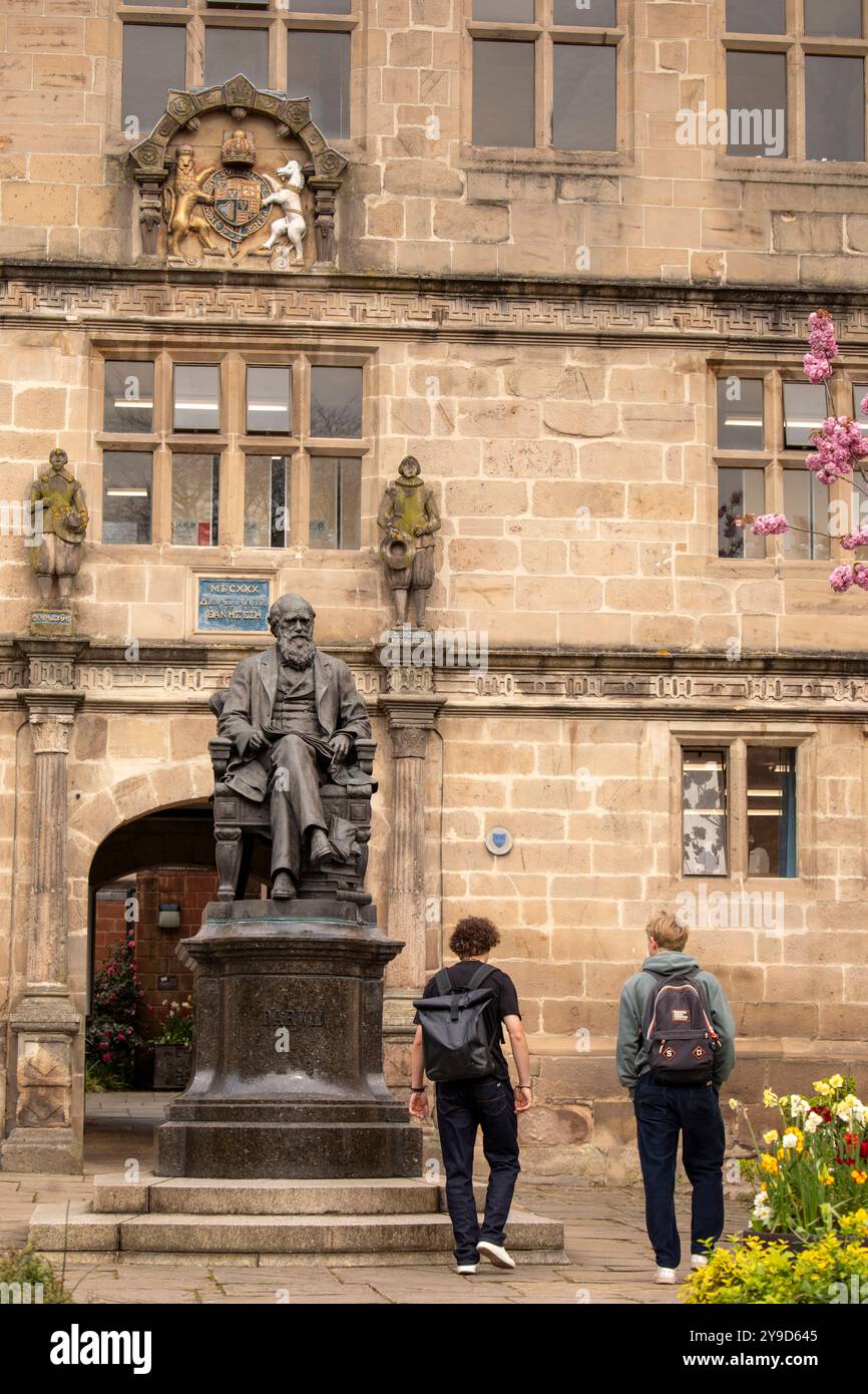 UK, England, Shropshire, Shrewsbury, statue of Charles Darwin outside ...