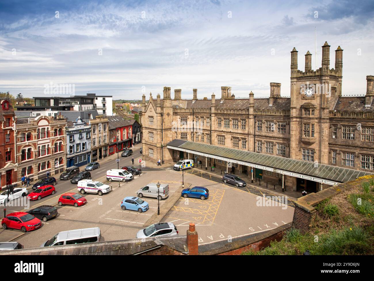 UK, England, Shropshire, Shrewsbury, Railway Station and Castle Gates ...