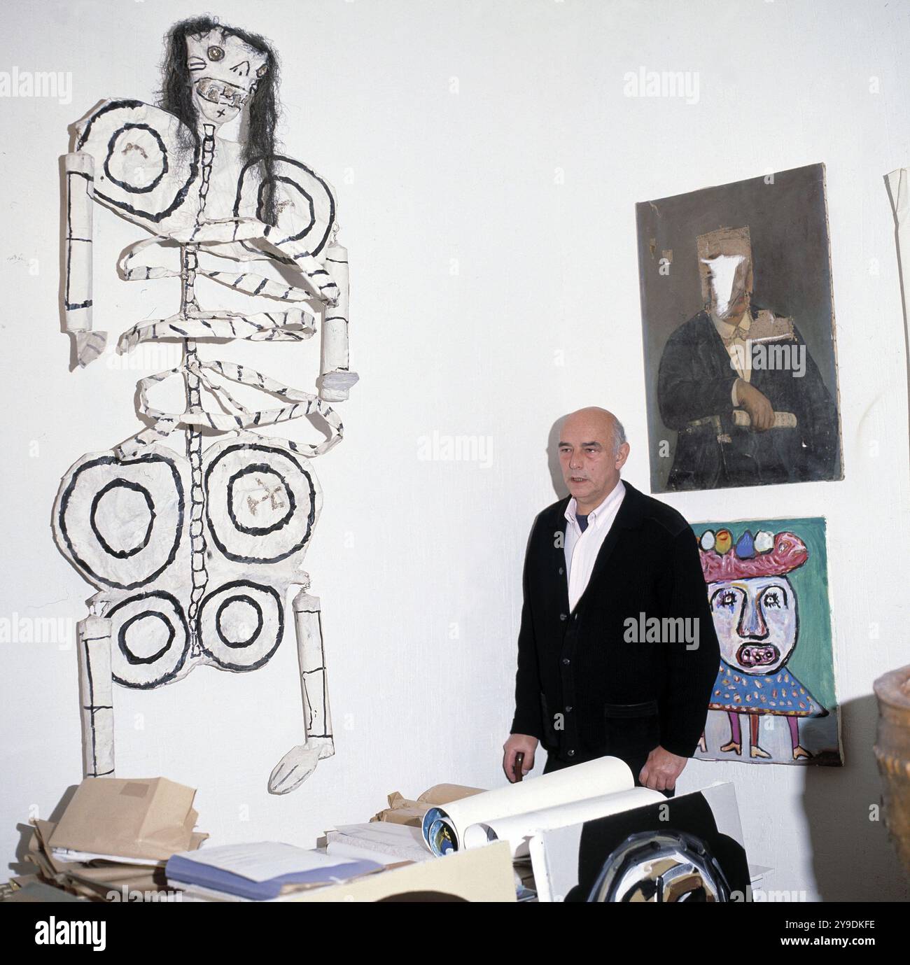 ANTONIO SAURA. PINTOR ESPAÑOL 1930-1998. FOTOGRAFIADO EN SU ESTUDIO EL ...