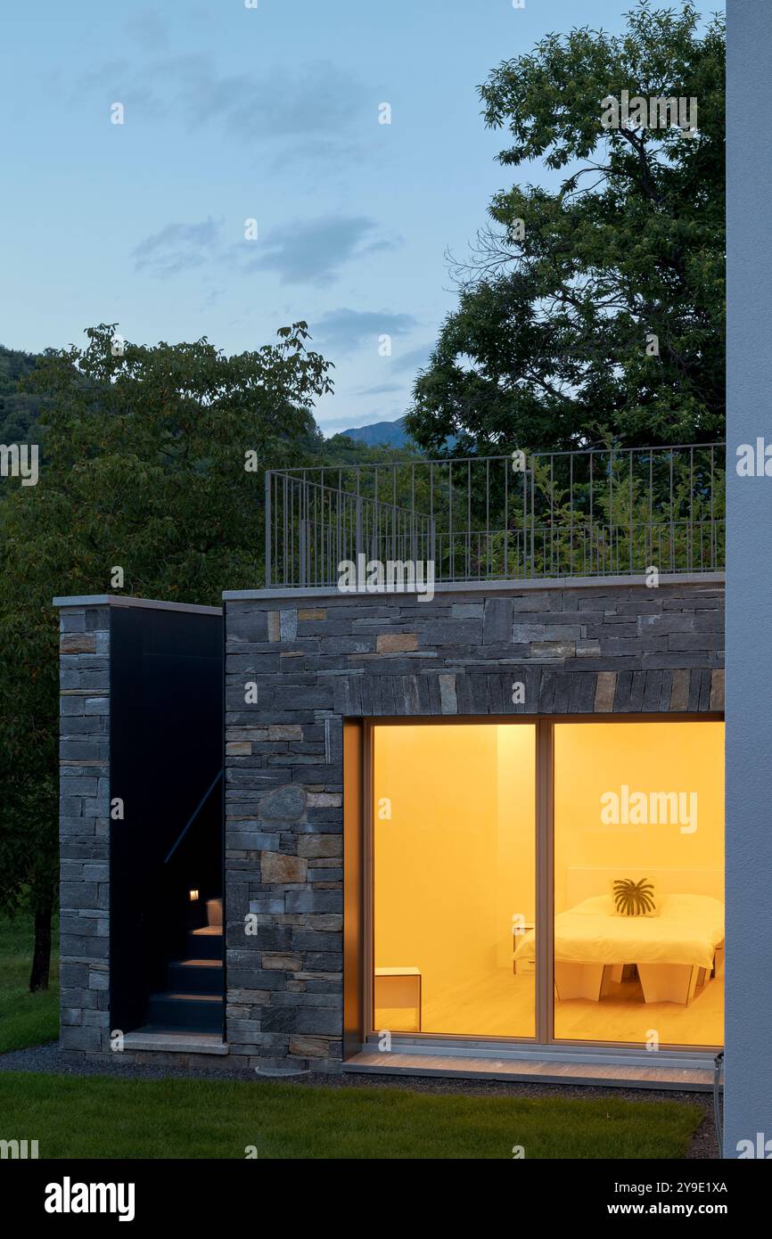 Detached house just renovated, with modern finishes. Back of the house ...