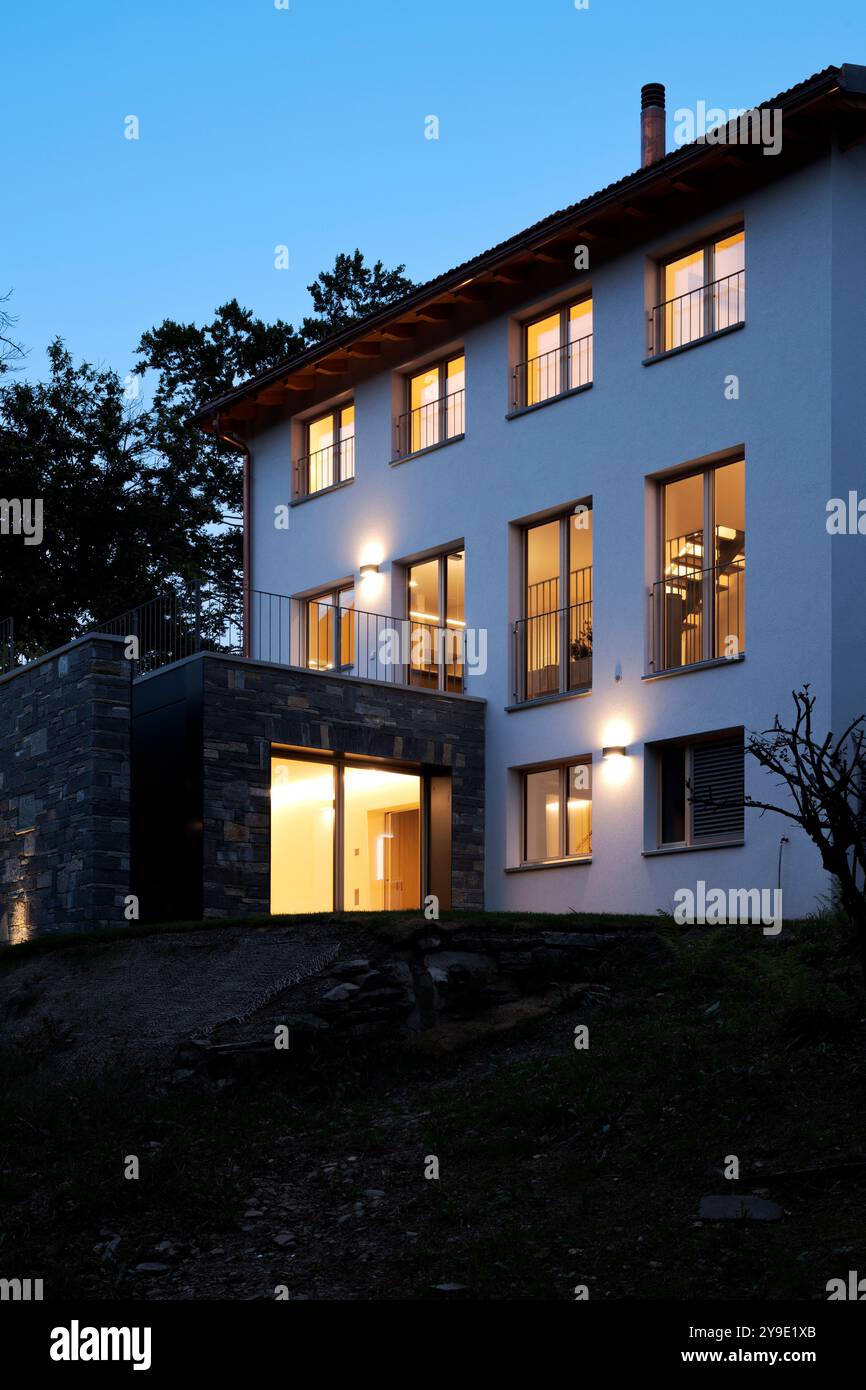Detached house just renovated, with modern finishes. Back of the house ...