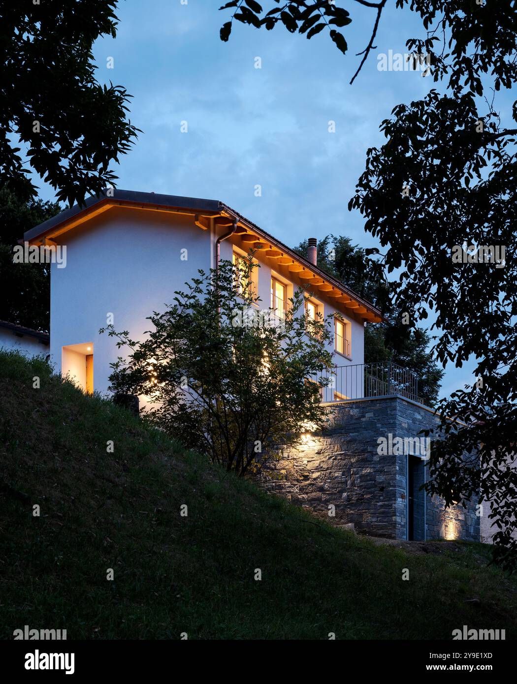Detached house just renovated, with modern finishes. Back of the house ...