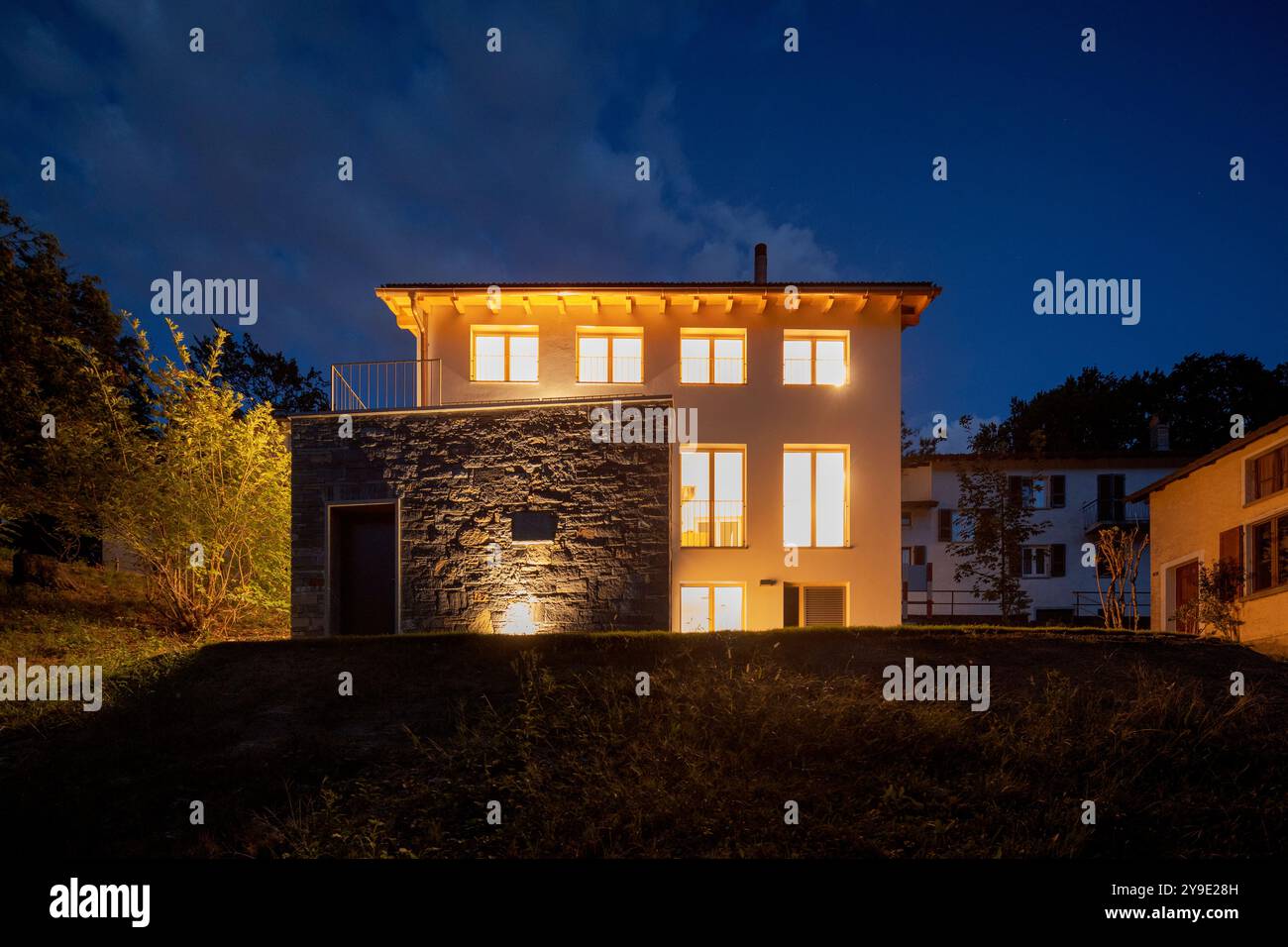 Detached house just renovated, with modern finishes. Back of the house ...