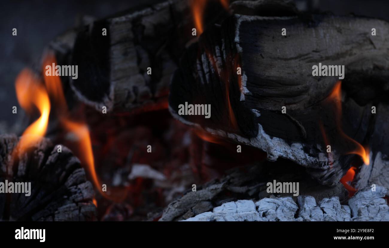 Fire Wood Fire embers ash Stock Photo - Alamy