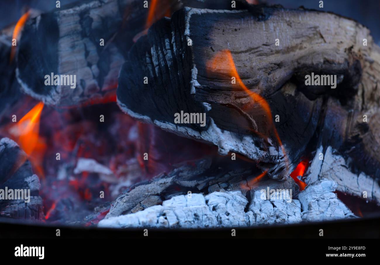 Fire Wood Fire embers ash Stock Photo - Alamy