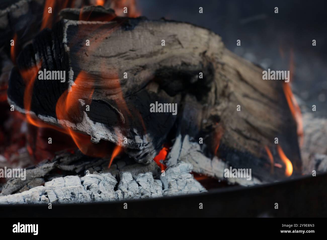 Fire Wood Fire embers ash Stock Photo - Alamy