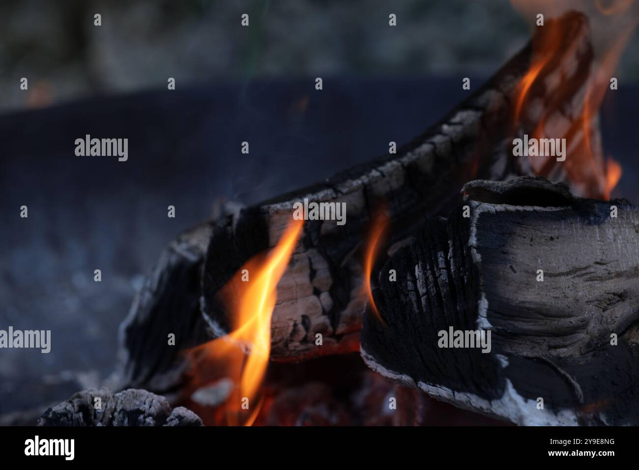 Fire Wood Fire embers ash Stock Photo - Alamy
