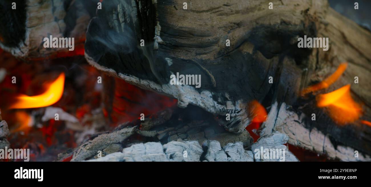 Fire Wood Fire embers ash Stock Photo - Alamy