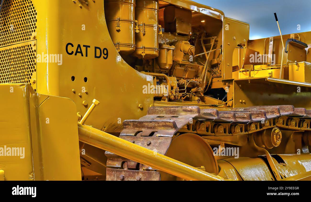 Old restored CAT bulldozer D9N vintage car Stock Photo - Alamy