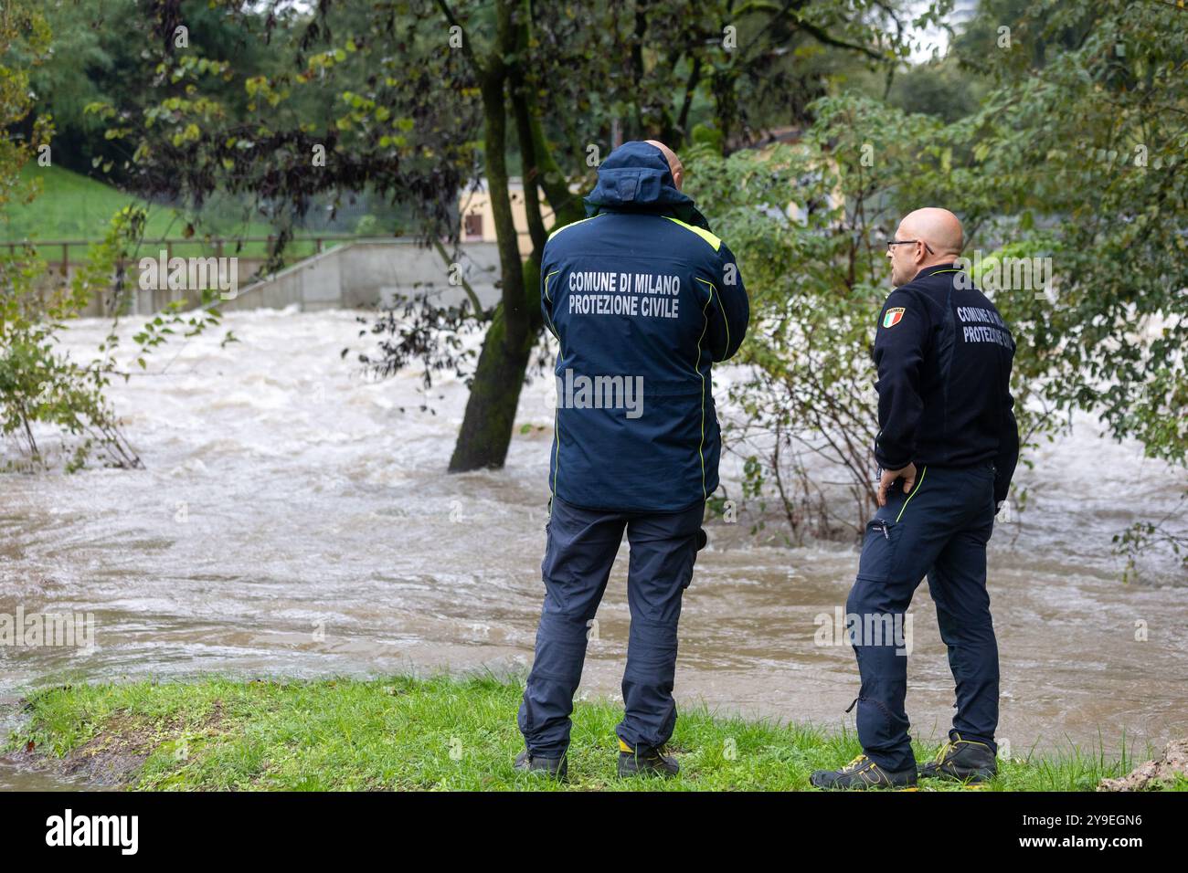 Milano, Italia. 10th Oct, 2024. Il Fiume Lambro esonda all'interno del ...