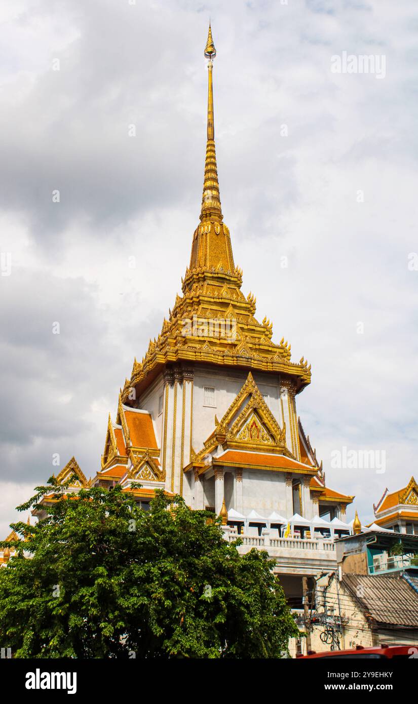 Bangkok. Wat Traimit temple, in the Chinatown area, this temple houses ...