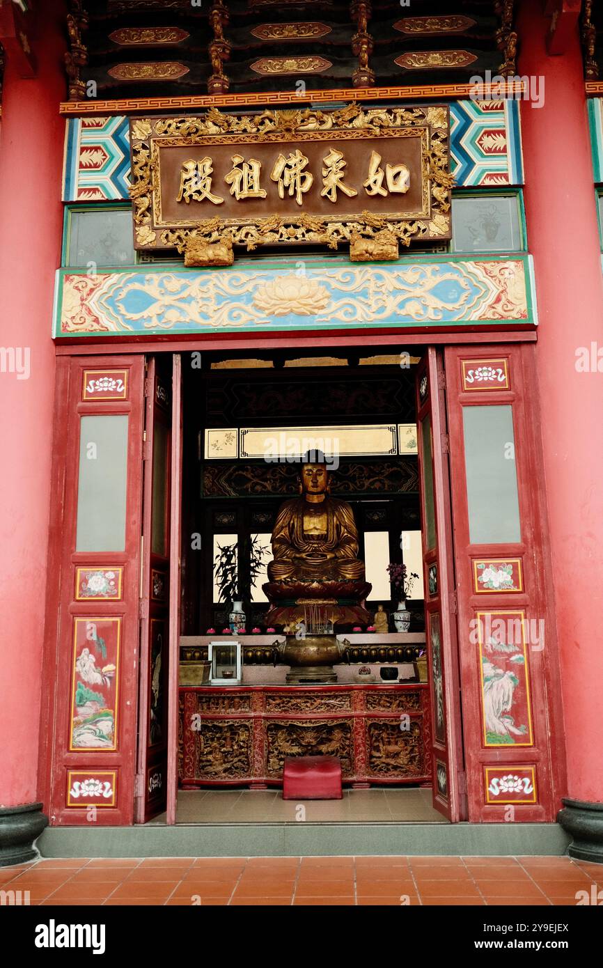 Buddha statue inside a building in Chin Swee Caves Temple in Genting ...