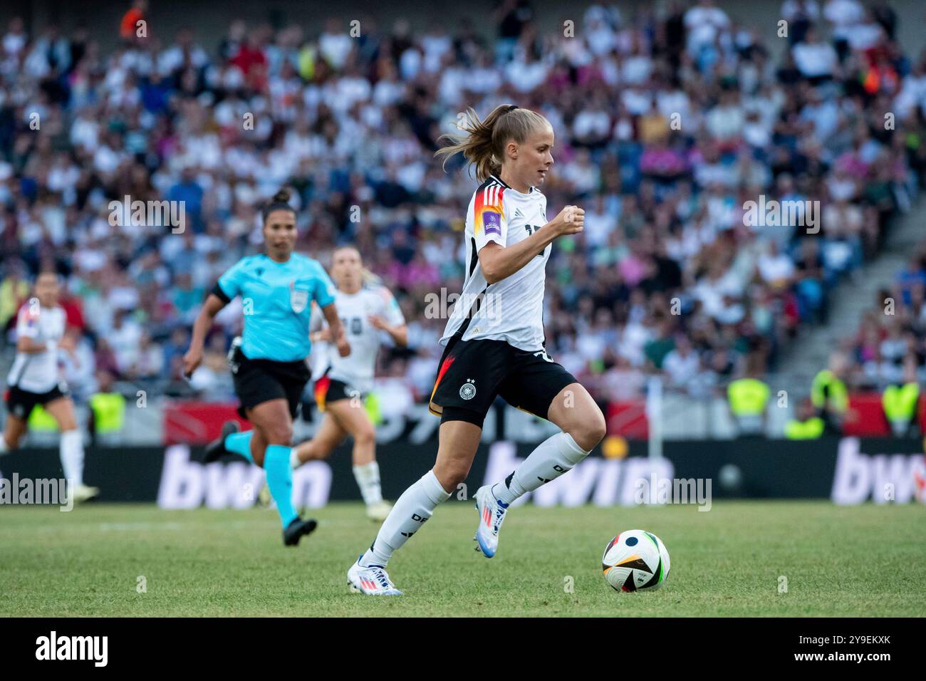 Vivien Endemann (Deutschland, #16) am Ball, GER, Deutschland (GER) vs ...