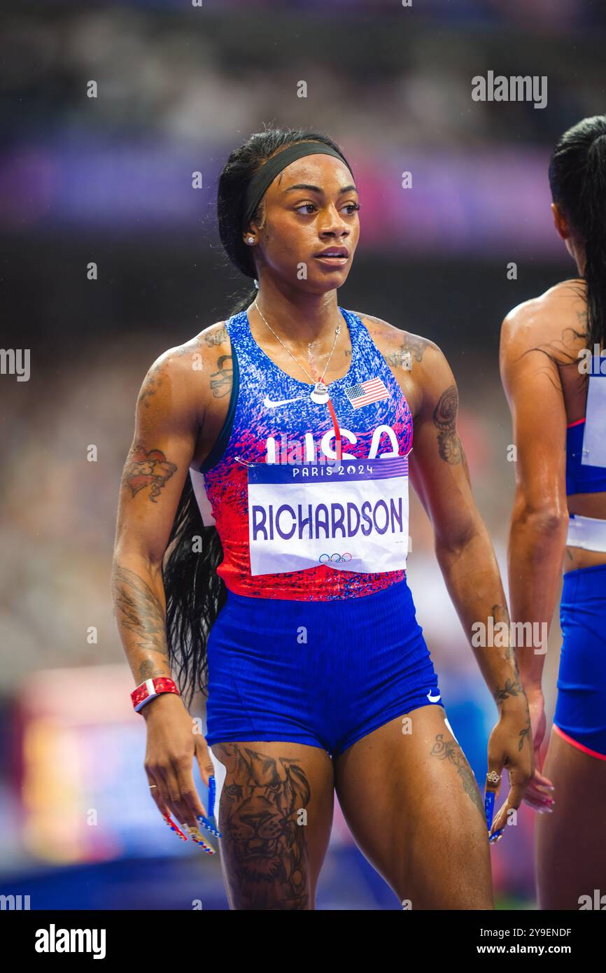 Sha'Carri Richardson celebrating with her country's flag in the 4X100 ...