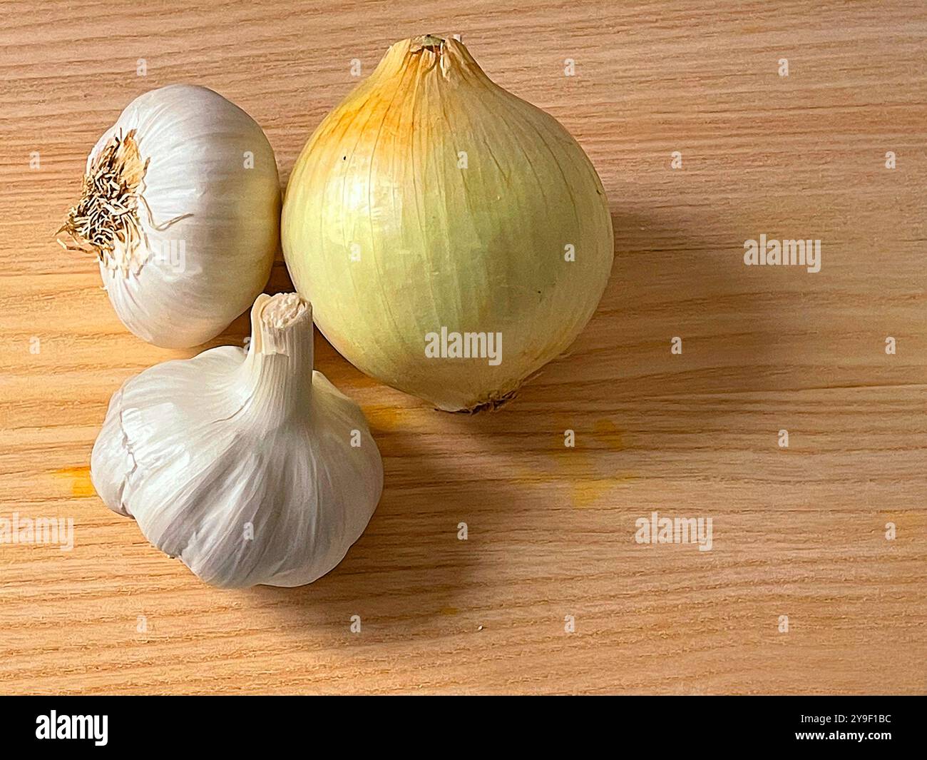 Garlics and onion. Still life Stock Photo - Alamy