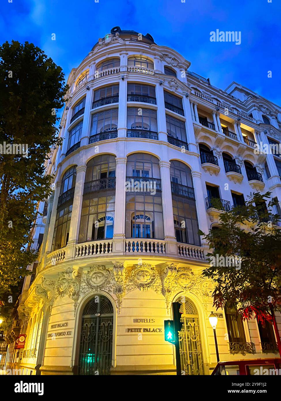 Hotel de lujo noche arquitectura hi-res stock photography and images ...