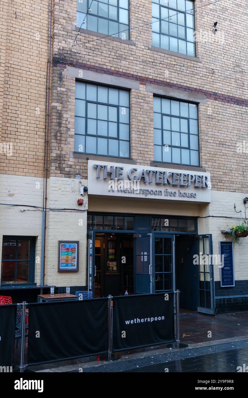 Wetherspoon pub exterior hi-res stock photography and images - Alamy