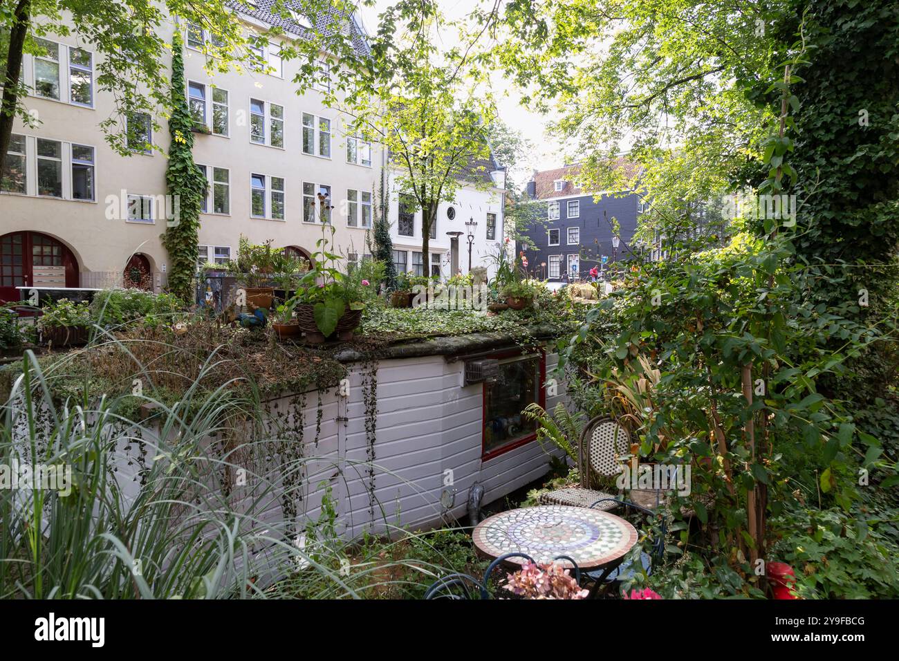Rooftop garden on dutch houseboat hi-res stock photography and images ...