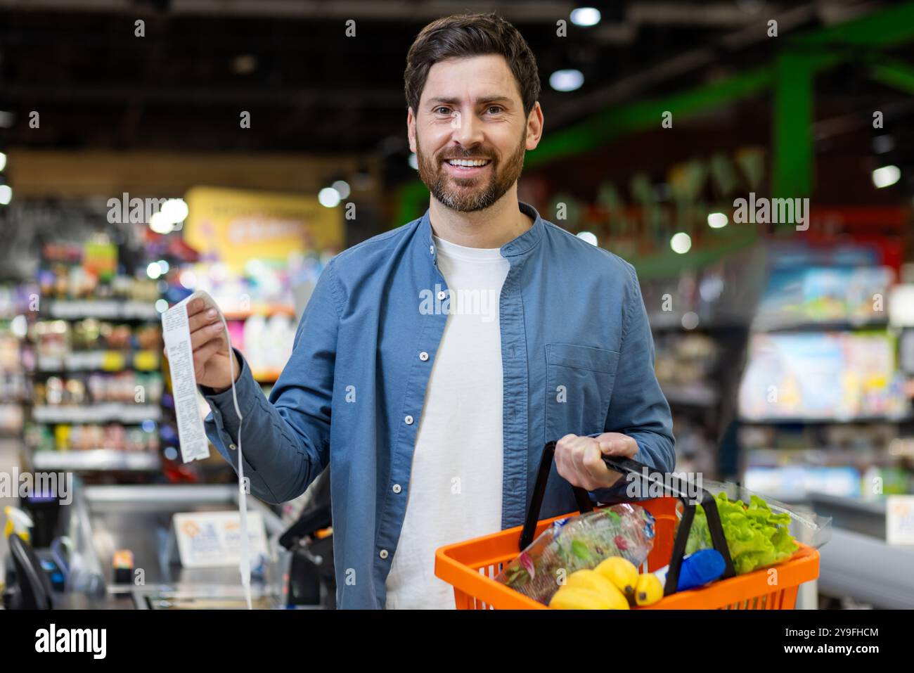Supermarket receipt male hi-res stock photography and images - Alamy