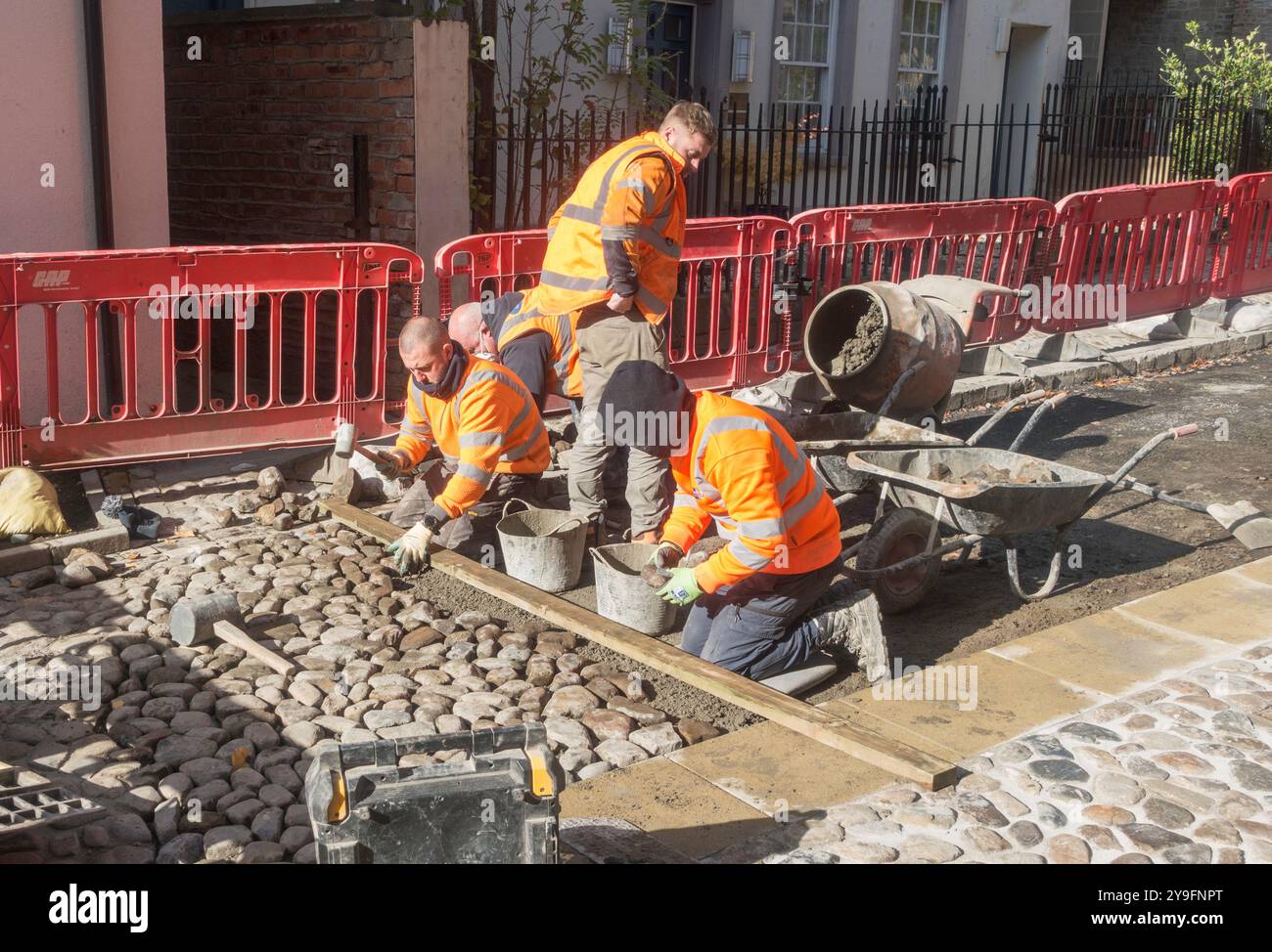 Men laying cobbles hi-res stock photography and images - Alamy