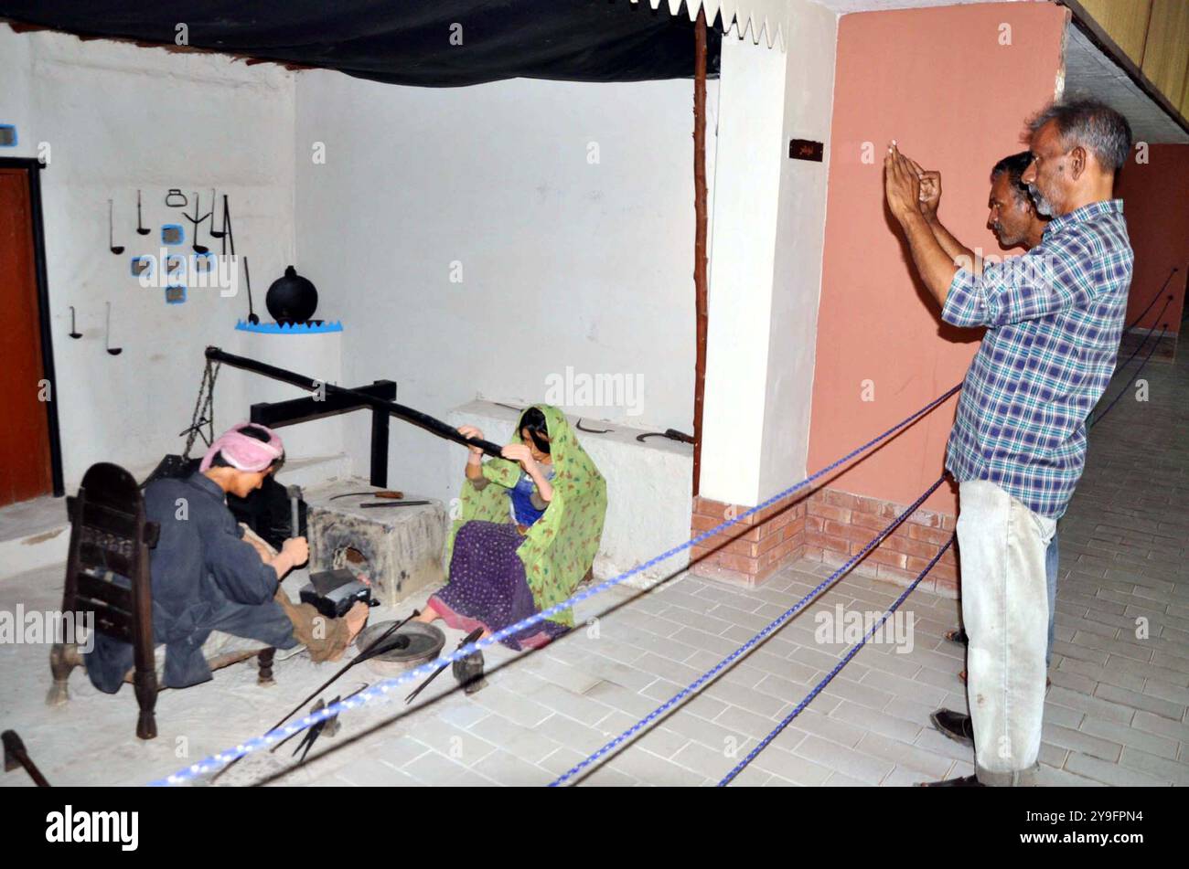 Visitors take keen interest in pictures and sculptures during Sindh ...