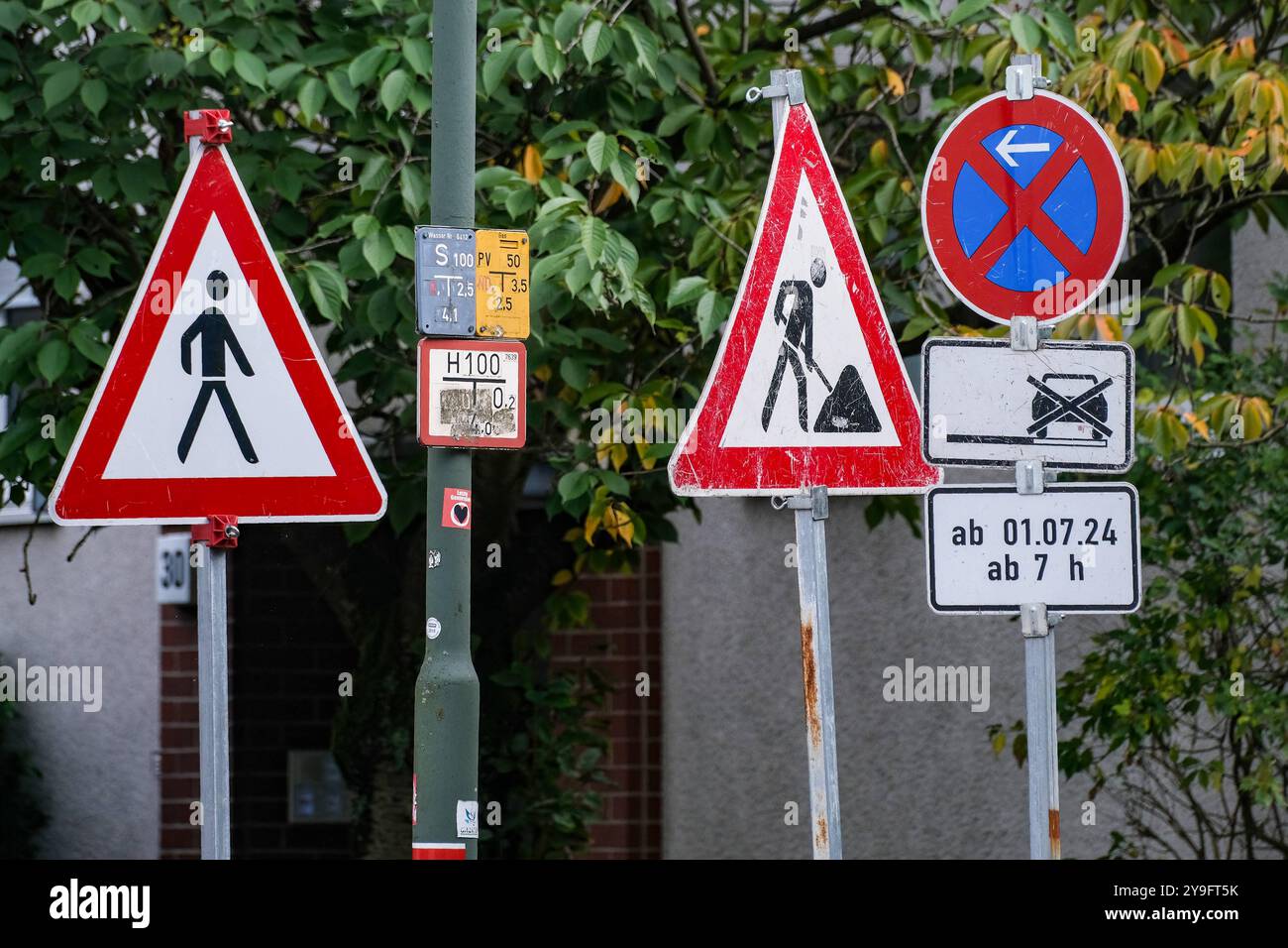 Düsseldorf 10.10.2024 Halteverbot Parkverbot Verkehrszeichen ...
