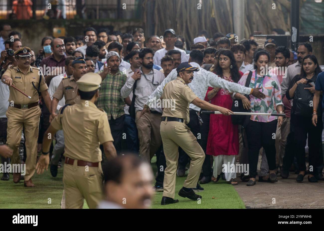 Mumbai, India. 10th Oct, 2024. MUMBAI, INDIA - OCTOBER 10: Visitors in ...