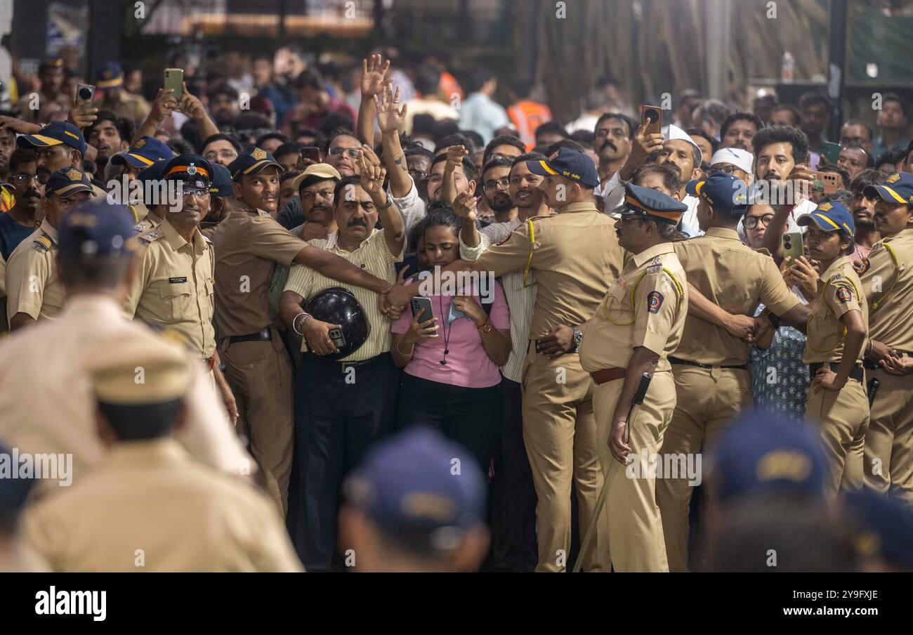 Mumbai, India. 10th Oct, 2024. MUMBAI, INDIA - OCTOBER 10: Visitors in ...