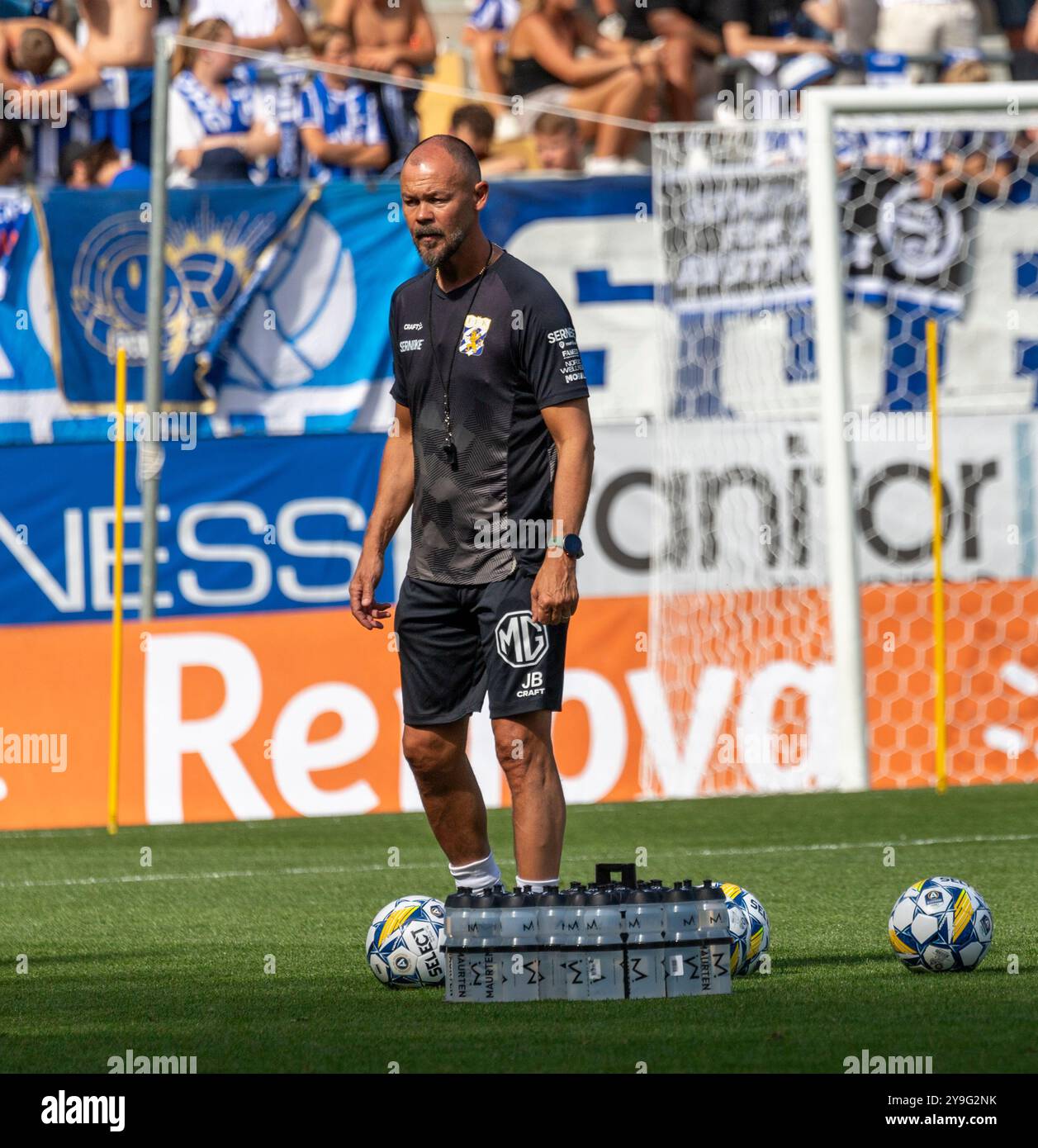 Sport coach crowd hi-res stock photography and images - Alamy