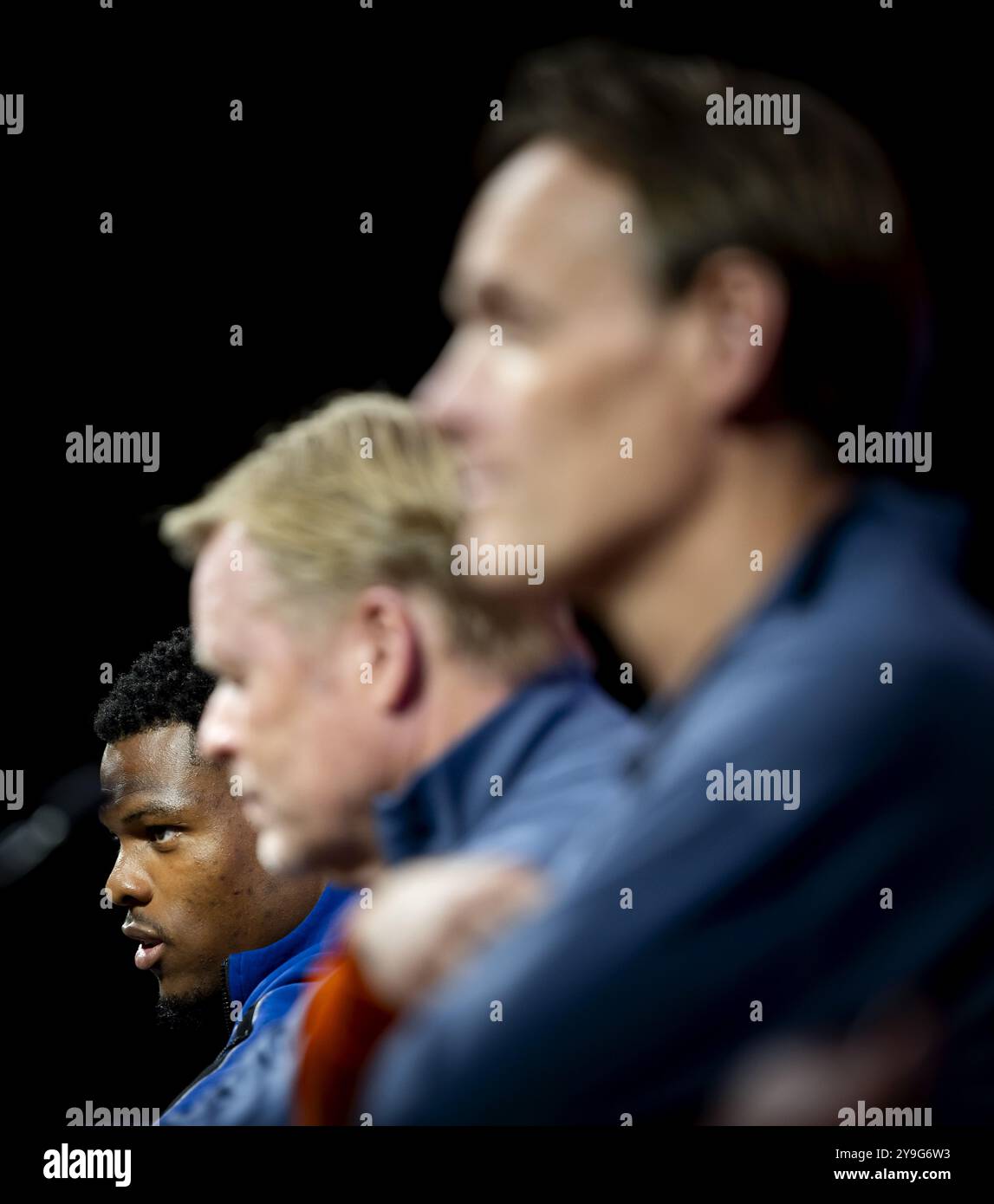 BOEDAPEST - National coach Ronald Koeman and Denzel Dumfries during a ...