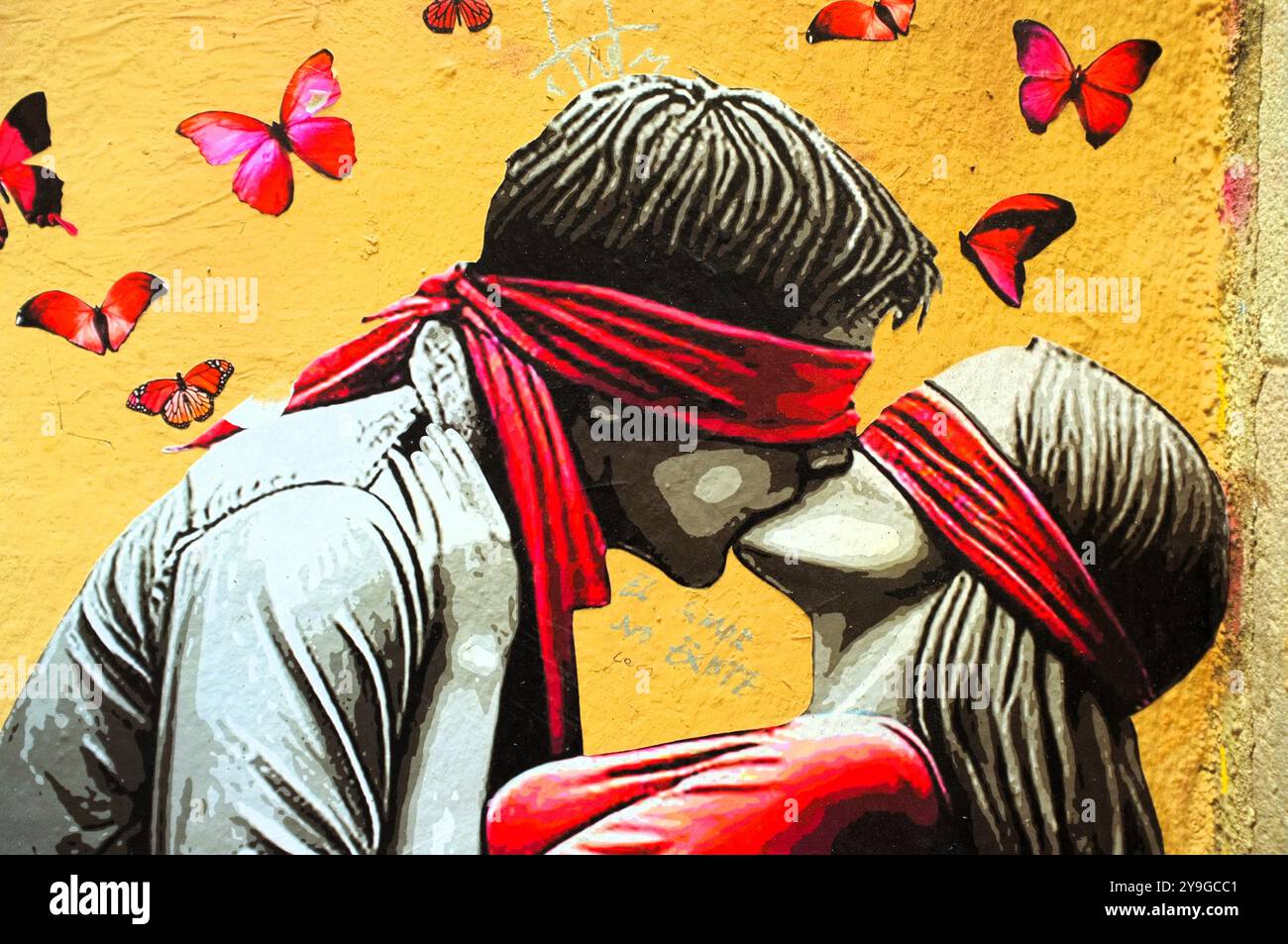Barcelona Kiss Graffiti Stock Photo - Alamy