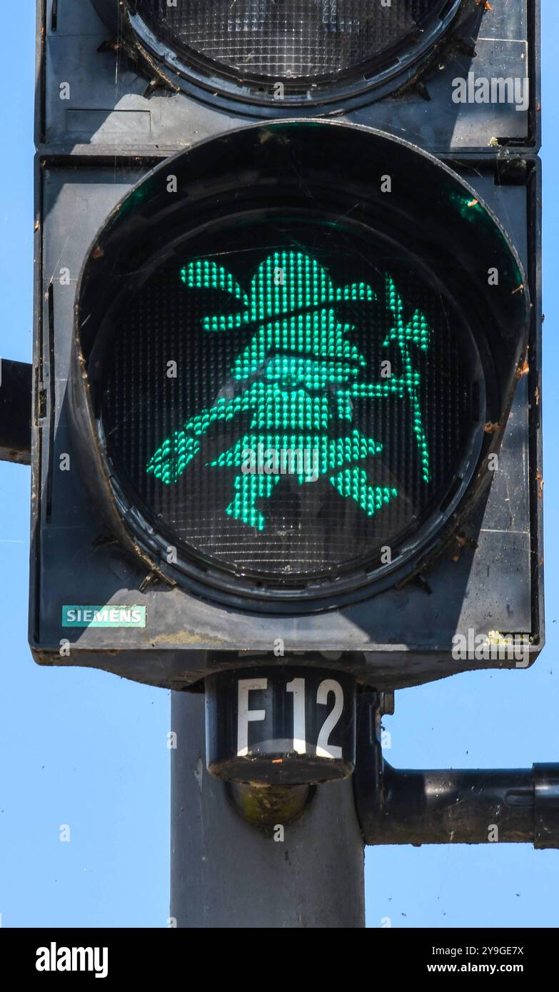 Gruenes Ampelmaennchen mit Hellebarde an einer Fussgaengerampel in ...