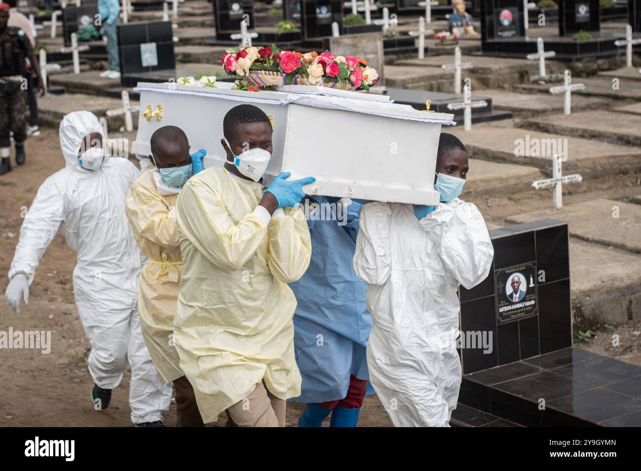 (241010) -- GOMA (DR CONGO), Oct. 10, 2024 (Xinhua) -- Pallbearers ...