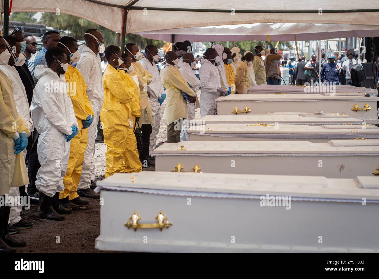 (241010) -- GOMA (DR CONGO), Oct. 10, 2024 (Xinhua) -- Pallbearers ...