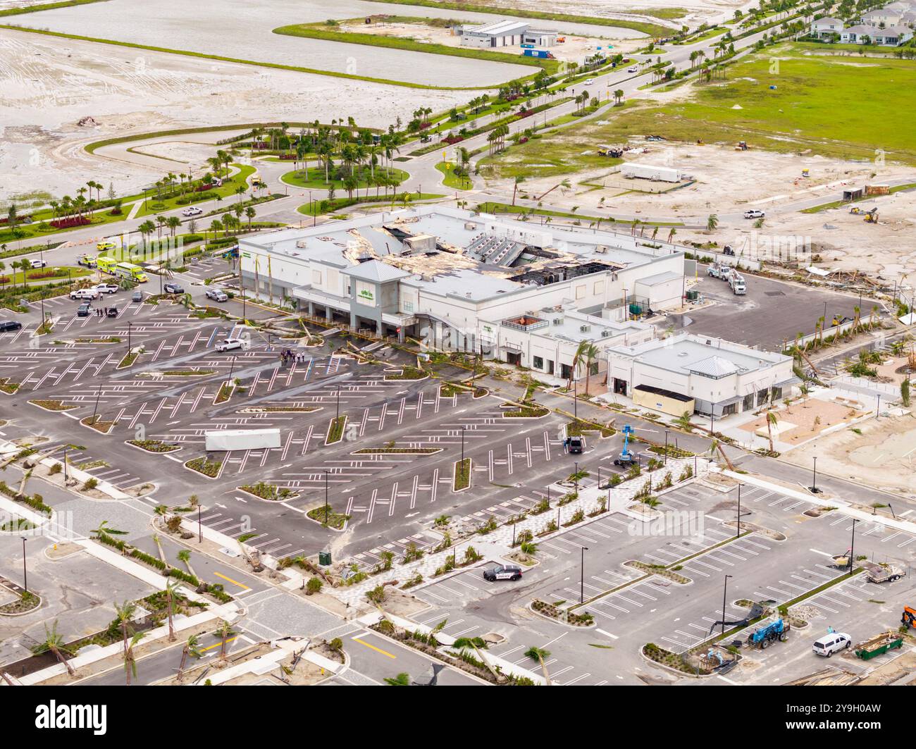 Palm Beach Gardens, FL, USA - October 10, 2024: Palm Beach Gardens Publix Supermarket destroyed ...