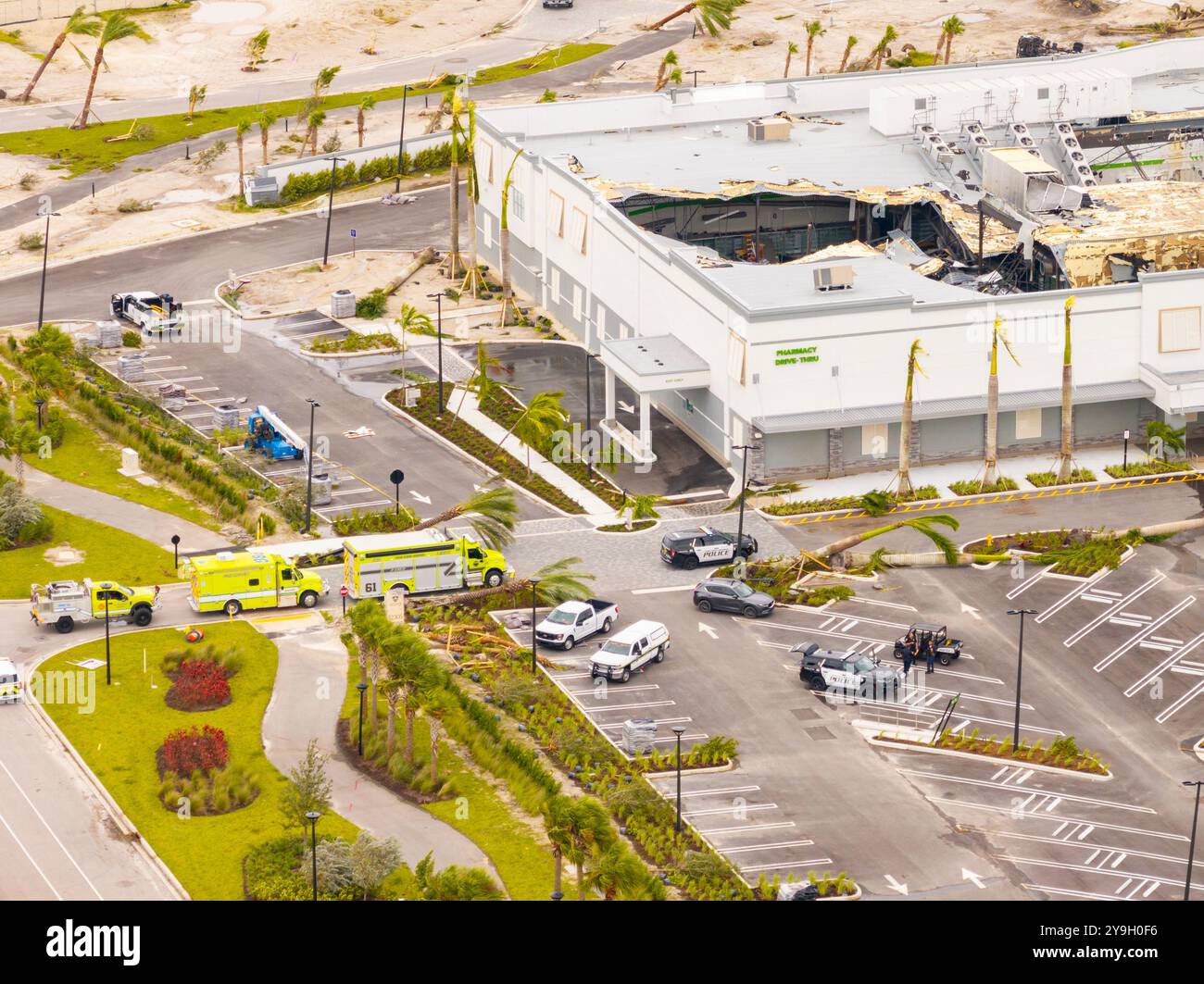Palm Beach Gardens, FL, USA - October 10, 2024: Palm Beach Gardens Publix Supermarket destroyed ...