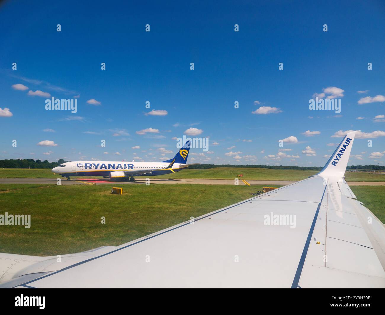 Plane runway stansted hi-res stock photography and images - Alamy