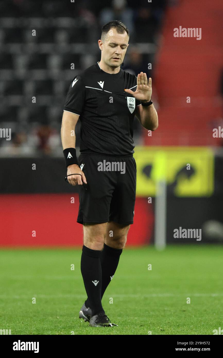 Linz, Austria. 10th Oct, 2024. LINZ, AUSTRIA - OCTOBER 10: referee ...