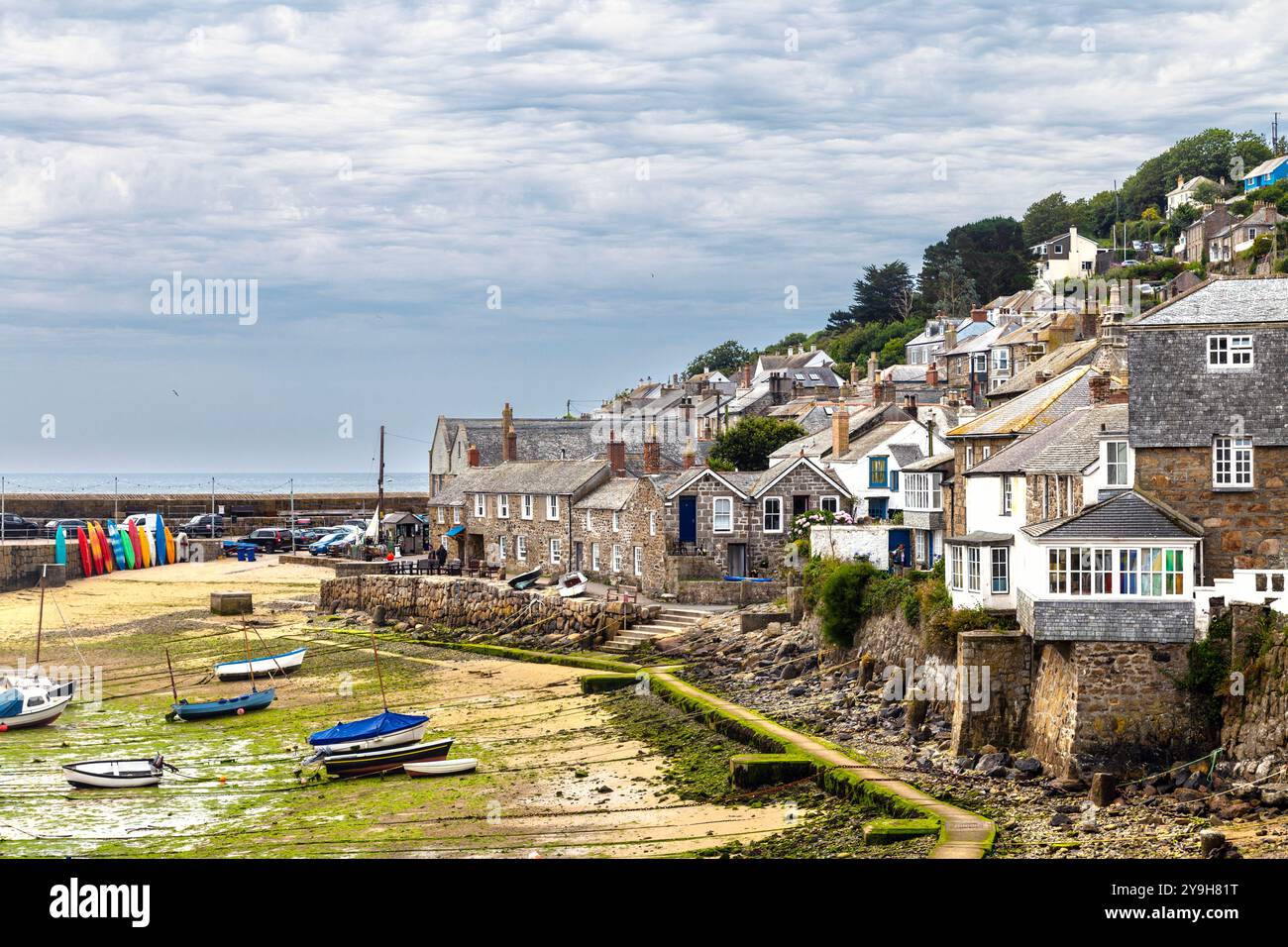 Boats stranded at low tide at Mousehole Harbour, seaside fishing ...