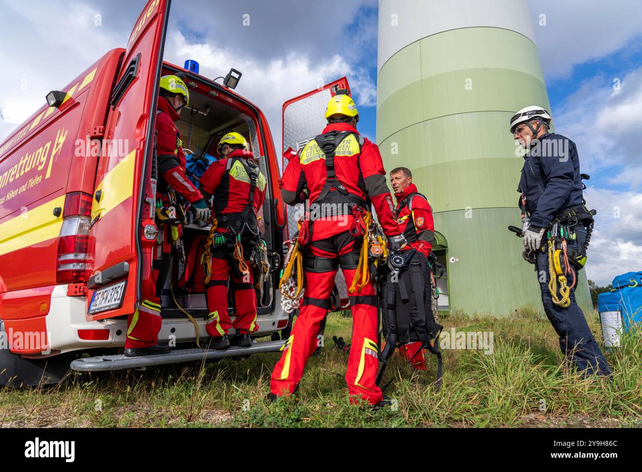 Height rescuers from the Gelsenkirchen professional fire department ...