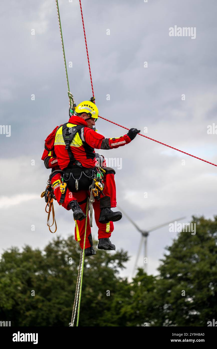 Height rescuers from the Gelsenkirchen professional fire department ...